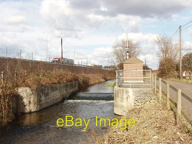 PHOTO 6X4 WRAYSBURY River flow gauging station and M25 The brick ...