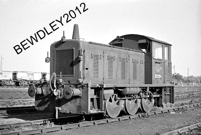 NEGATIVE 35MM DREWRY O4 SHUNTER D2294 OLD BR CREST AT EASTLEIGH circa ...