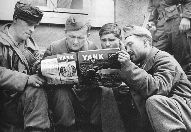 WW2 - BATAILLE du Cotentin - Les prisonniers Russes lisent YANK fin ...