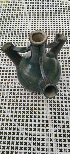 VASE TRÈS ORIGINAL Signé En Creux "L'atelier De P..?? A Découvrir 21 Cm ...