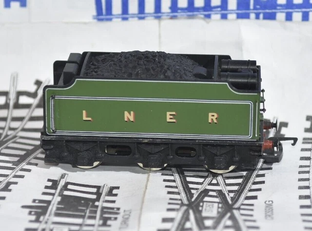 HORNBY LNER CLASS B17/D49 Locomotive "Footballer Class". Tender Only ...