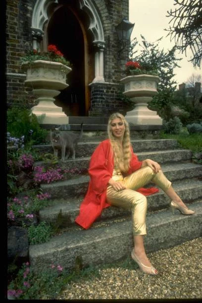 SINGER LYNSEY DE Paul at the entrance to her home 1981 Old TV Photo EUR ...