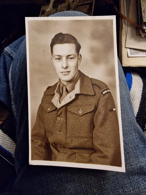 WW2 BRITISH ROYAL SIGNALS SOLDIER IN UNIFORM. ORIGINAL WW2 PHOTO 14x9cm ...