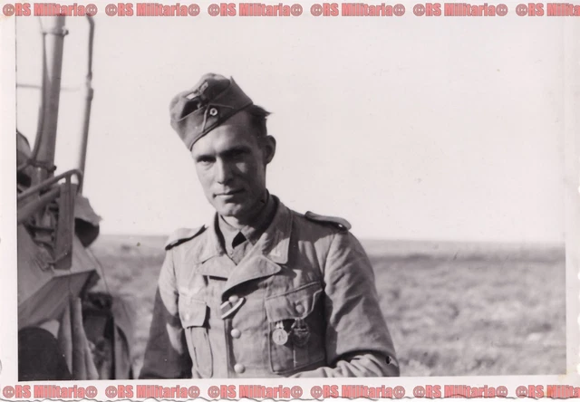 SOLDAT MIT ORDEN vor SDKFZ 223 Aufklärungs Abteilung 33 15.PD DAK ...