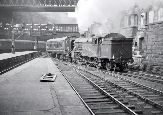 PHOTO BR BRITISH Railways Steam Locomotive Class V1 67628 Glasgow Queen ...
