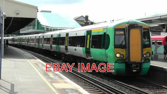 PHOTO CLASS 377 Set 377152 Arrives At Clapham Junction £1.00 - PicClick UK