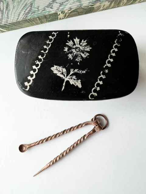 ANTIQUE PAPER MACHE snuff box and metal snuff tools Georgian Victorian ...