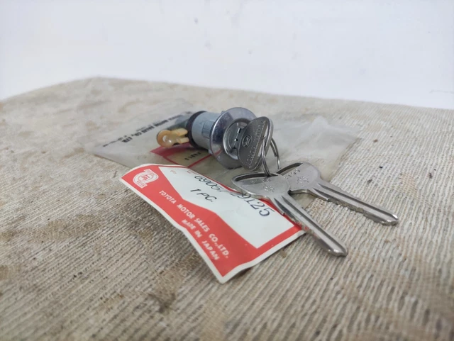 NOS TOYOTA トヨタ RH DOOR CYLINDER & KEYS CORONA Mark II CRESSIDA # 69051 ...