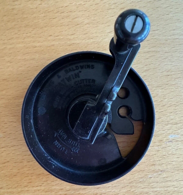 VINTAGE BAKELITE PATONS & Baldwins 'Patwin' Rug Wool Cutter with box £2 ...