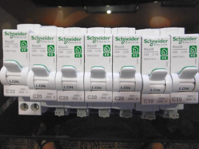 LOT DE DISJONCTEURS Brochables 10/20/32 A Schneider Electric EUR 20,00 - PicClick FR