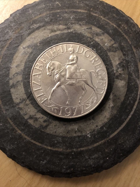 VINTAGE 1977 QUEEN Elizabeth II Silver Jubilee Commemorative Crown Coin ...
