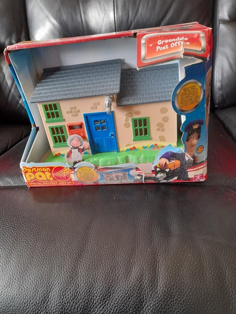 POSTMAN PAT - Mrs Goggins Figure With Greendale Post Office, Trolley ...