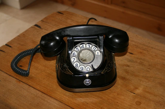 VINTAGE FTTR BLACK Bell Bakelite Telephone Model RTT56 Including Carry ...