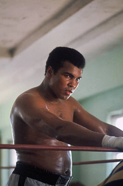 WORLD HEAVYWEIGHT CHAMPION Muhammad Ali 1977 Old Boxing Photo $9.00 ...