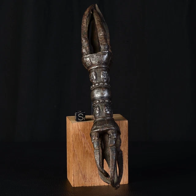 RARISSIME VAJRA EN métal à 10 branches de 21,5 cm Népal XII-XIVe Siècle ...