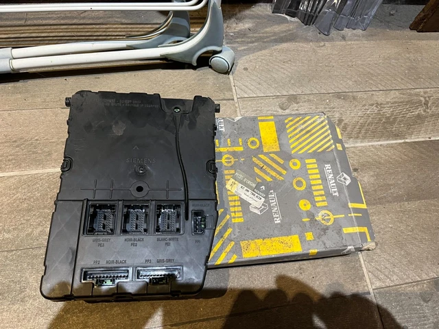ORIGINAL RENAULT BOITIER Fusibles UCH Megane II Scenic II 8200780028 ...