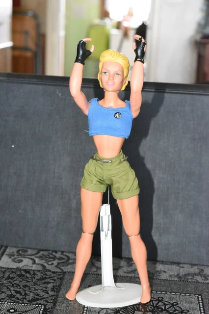 ACTION MAN NATALIE Hasbro 1996 Intenational Inc. 29cm avec short et top ...