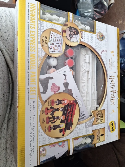HARRY POTTER HOGWARTS Express Model Paint Set with Train Characters £11 ...