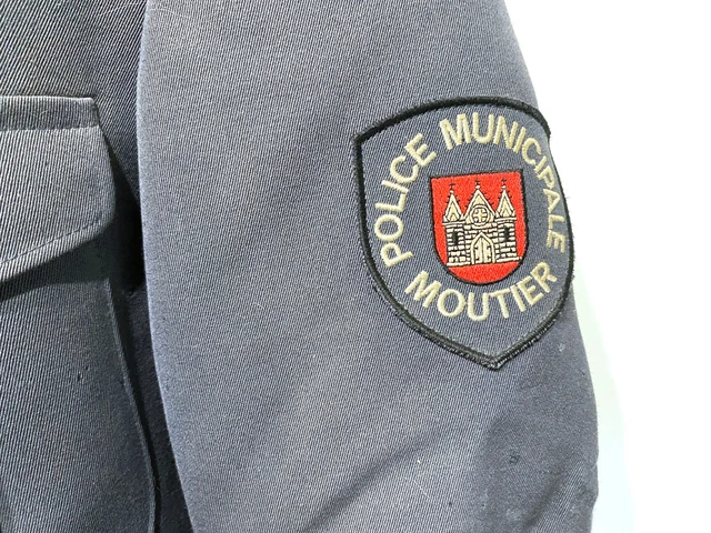 ANCIEN UNIFORME MILITAIRE Armée Suisse police municipale de Moutier EUR ...