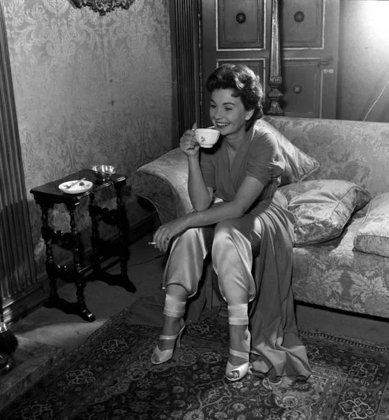 BRITISH FILM ACTRESS Jean Simmons a relaxed pose with a cup of tea ...
