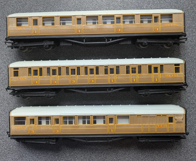3 X HORNBY- OO gauge R4333 LNER Teak Brake 4237/Composite Coaches 22357 ...