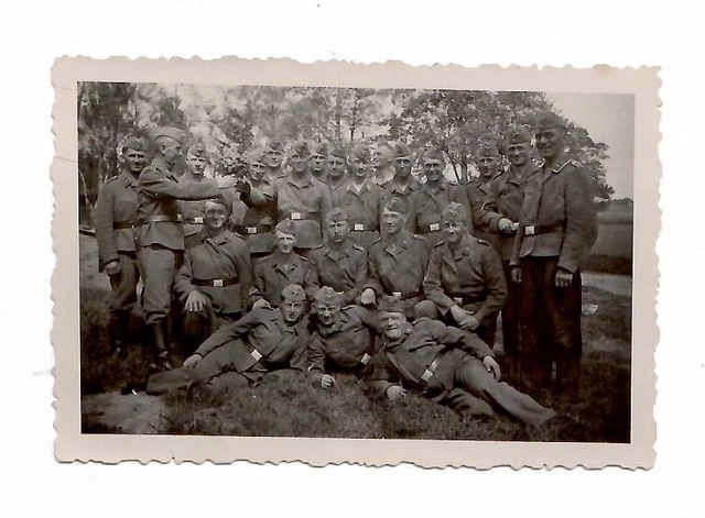 16779- FOTO ERINNERUNG* Soldatengruppe * am Wegesrand * 2.WK EUR 3,00 ...