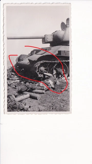 WW2 FOTO DR Elitesoldaten Das Reich Rusland Beute Panzer Tank T34 Toten ...
