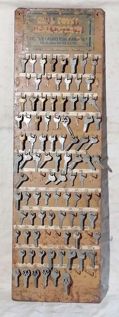 TABLEAU VINTAGE DE clefs de voitures des années 60. Loft, garage ...