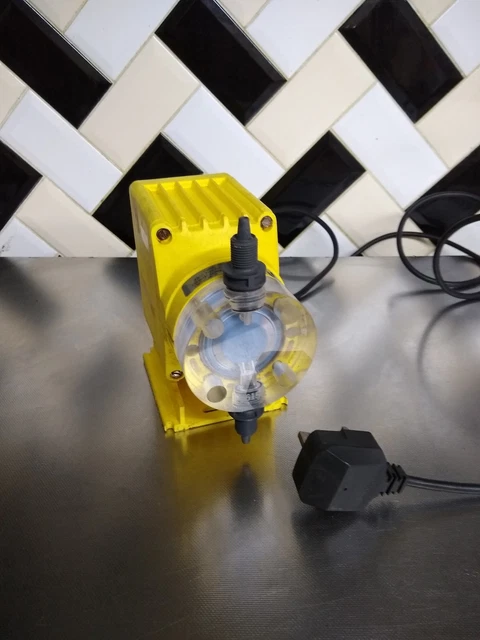 LMI MILTON ROY Microprocessor Chemical Metering Dosing Pump WORKING £25 ...