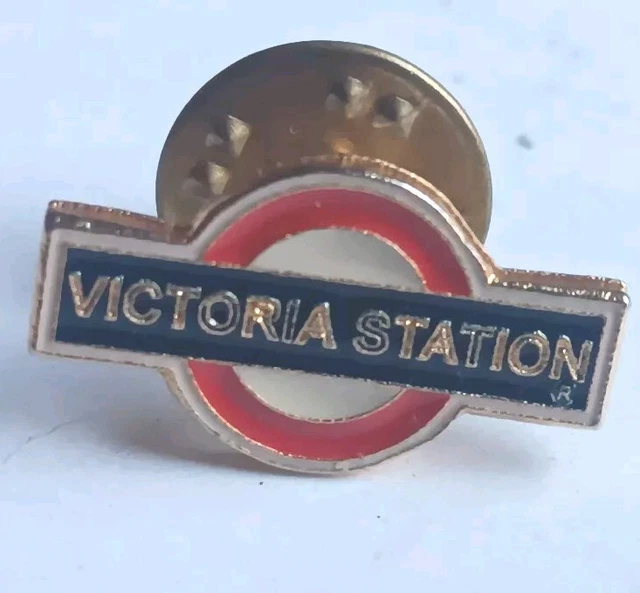 SPILLA PINS DISTINTIVO Stemma Simbolo Badge Logo Victoria Station ...