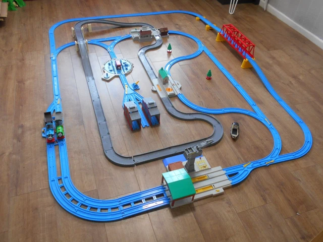 TOMY TRACKMASTER THOMAS the tank engine battery train set plus battery ...