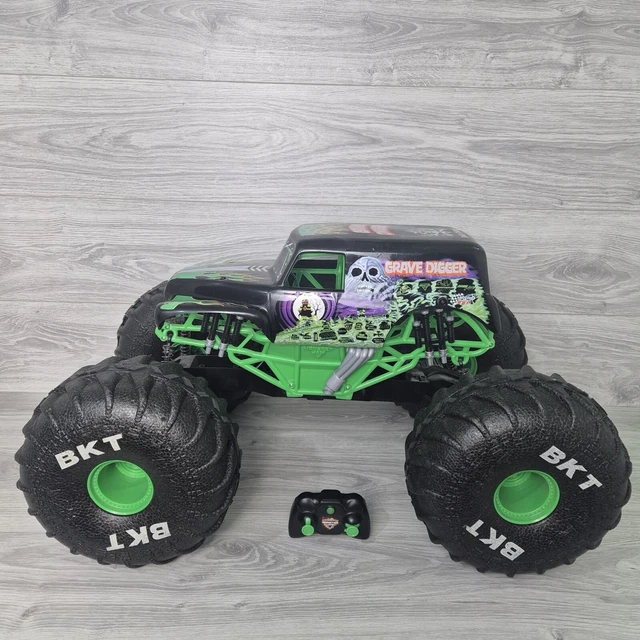 MONSTER JAM 1:6TH Scale MEGA Grave Digger Radio Control Car Very Rare ...