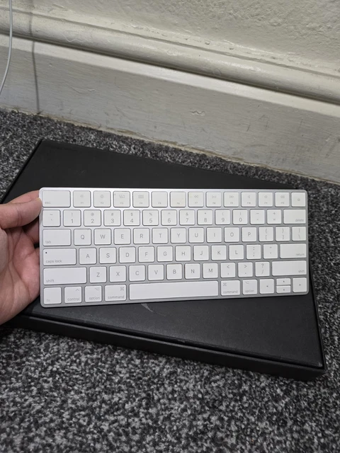 GENUINE APPLE WIRELESS Magic Keyboard UK British Layout Model A1644 ...
