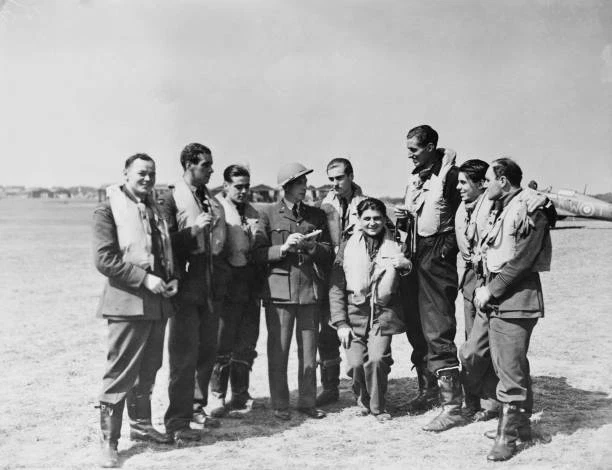 SOLDIERS DURING THE Battle Of Britain At Raf Hawkinge Kent 1940 Old ...