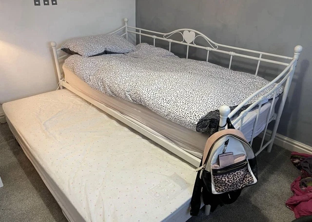 WHITE METAL DAY Bed,Pull Out Trundle, And Mattresses £160.00 - PicClick UK