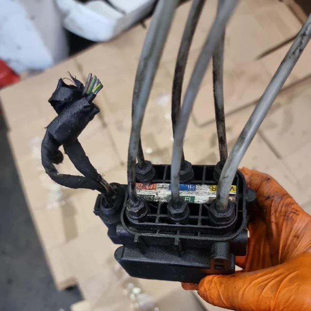 MERCEDES-BENZ ORIGINAL AIR Suspension Valve Block A2123200358 £47.38 ...