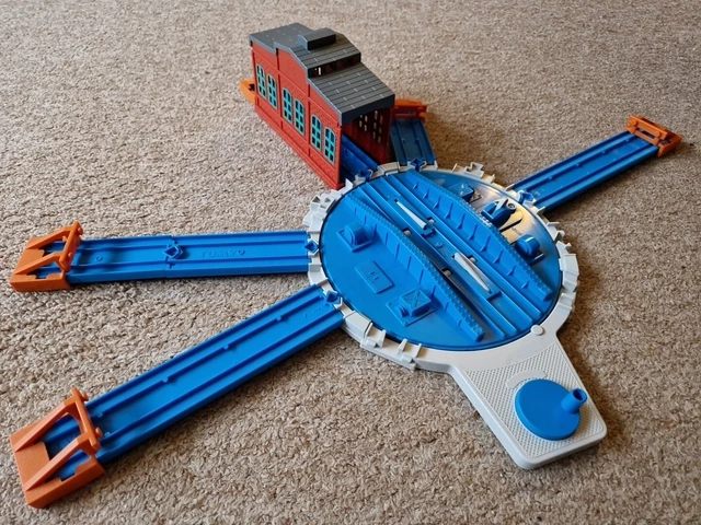 TOMY TRACKMASTER THOMAS & friends trainset. TIDMOUTH SHED & TURNTABLE ...