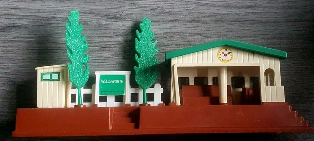 WELLSWORTH STATION TOMY Trackmaster Thomas the Tank Engine 2001 £4.95 ...