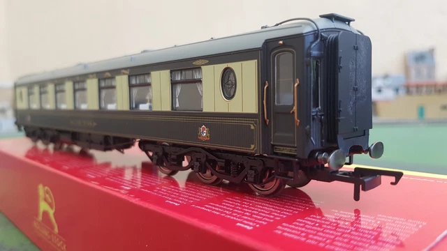 HORNBY OO GAUGE R4385 12-wheel Pullman 3rd Class Parlour Car, 98 ...
