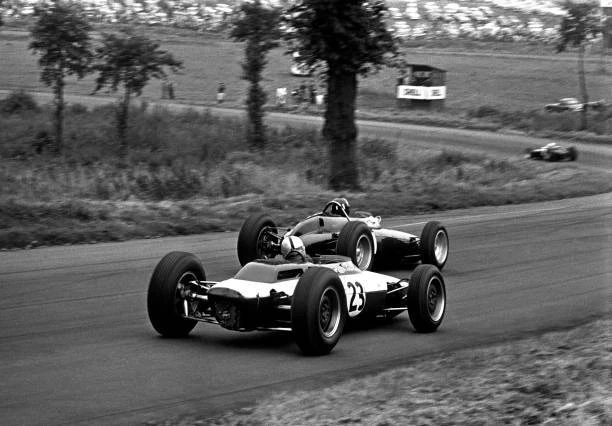 IAN BURGESS DRIVING A Scirocco Brm Old Motor Racing Photo EUR 6,61 ...