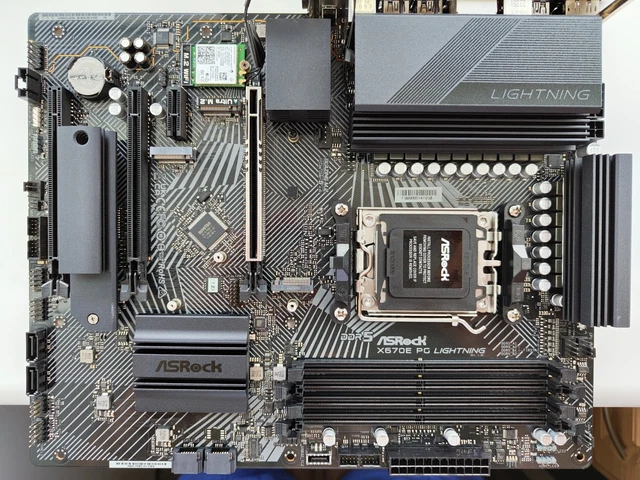ASROCK ATX X670E PG LIGHTNING/AM5/DDR5/PCIeGen5/DP/2.5LAN/M.2/HDMI/Wi ...