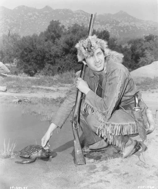 ACTOR FESS PARKER poses in character as Davy Crockett 1955 OLD PHOTO 3 ...