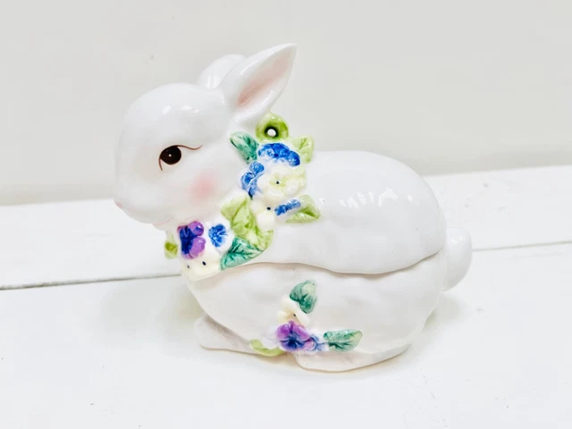 VINTAGE WHITE RABBIT Bunny Ceramic Trinket Box Jewelry Vanity Flowers ...