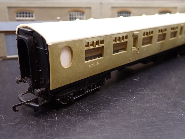 TRI-ANG OO GAUGE R745 LNER Teak Corridor Full Third Coach 1010 (L726) £ ...