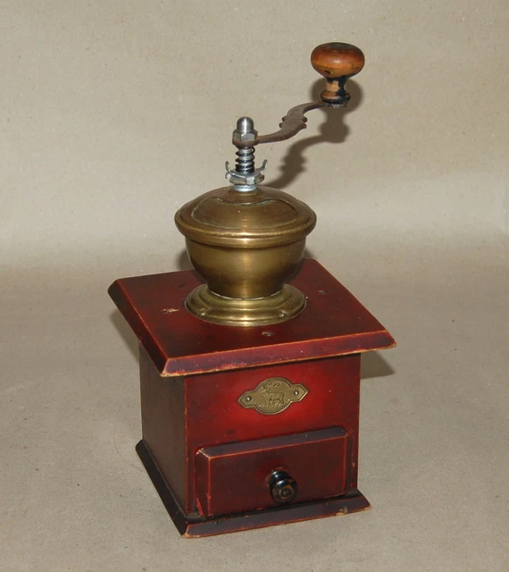 ALTE HOLZ KAFFEEMÜHLE Hirsch-Logo mit Messing-Aufsatz Mokkamühle Metallmahlwerk EUR 34,99 ...