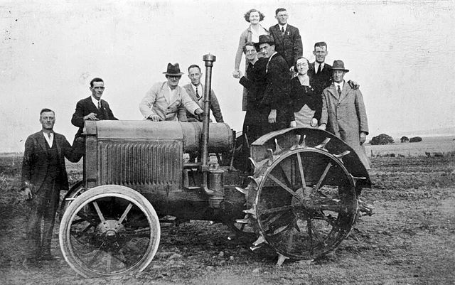 VICKERS AUSSIE TRACTOR Lake Goldsmith Victoria 1935 OLD PHOTO $9.00 ...