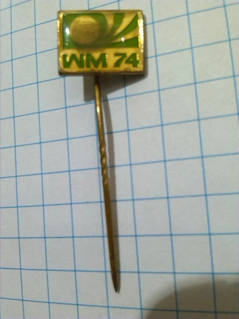 COUPE DU MONDE FIFA 1974 ANCIEN Pin Badge Football Football Coupe du ...