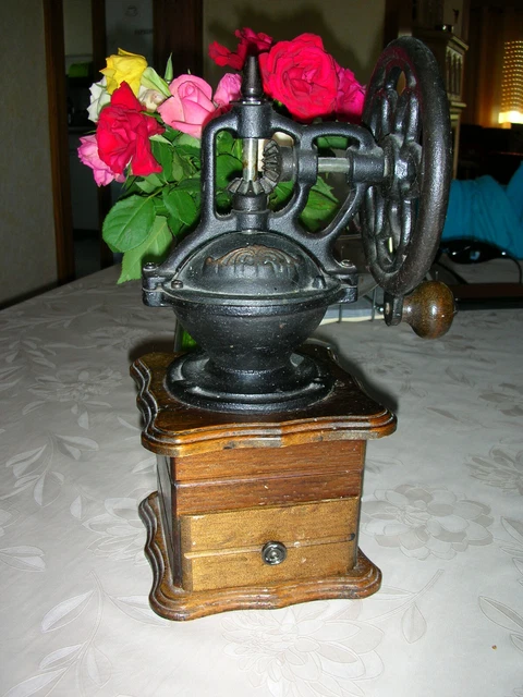 ALTE VINTAGE KAFFEEMÜHLE aus Holz und Guss mit großem Handrad nostalgisch schön EUR 66,66 ...