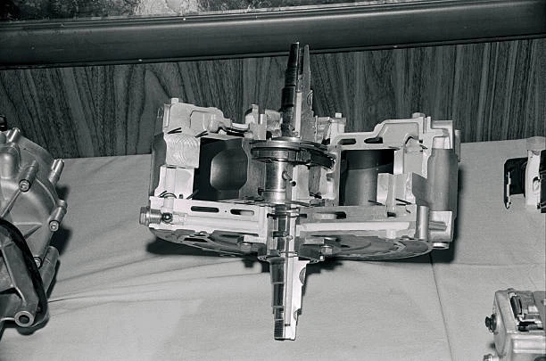SUZUKI ROTARY ENGINE - RE-5 A cutaway of Wankel-designed engin- 1974 ...