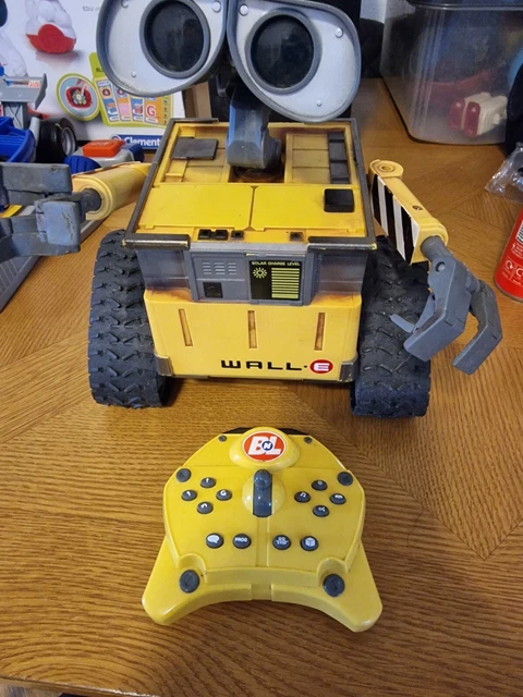 DISNEY PIXAR WALL-E RC Remote Control Thinkway Toys U-Command Figure ...